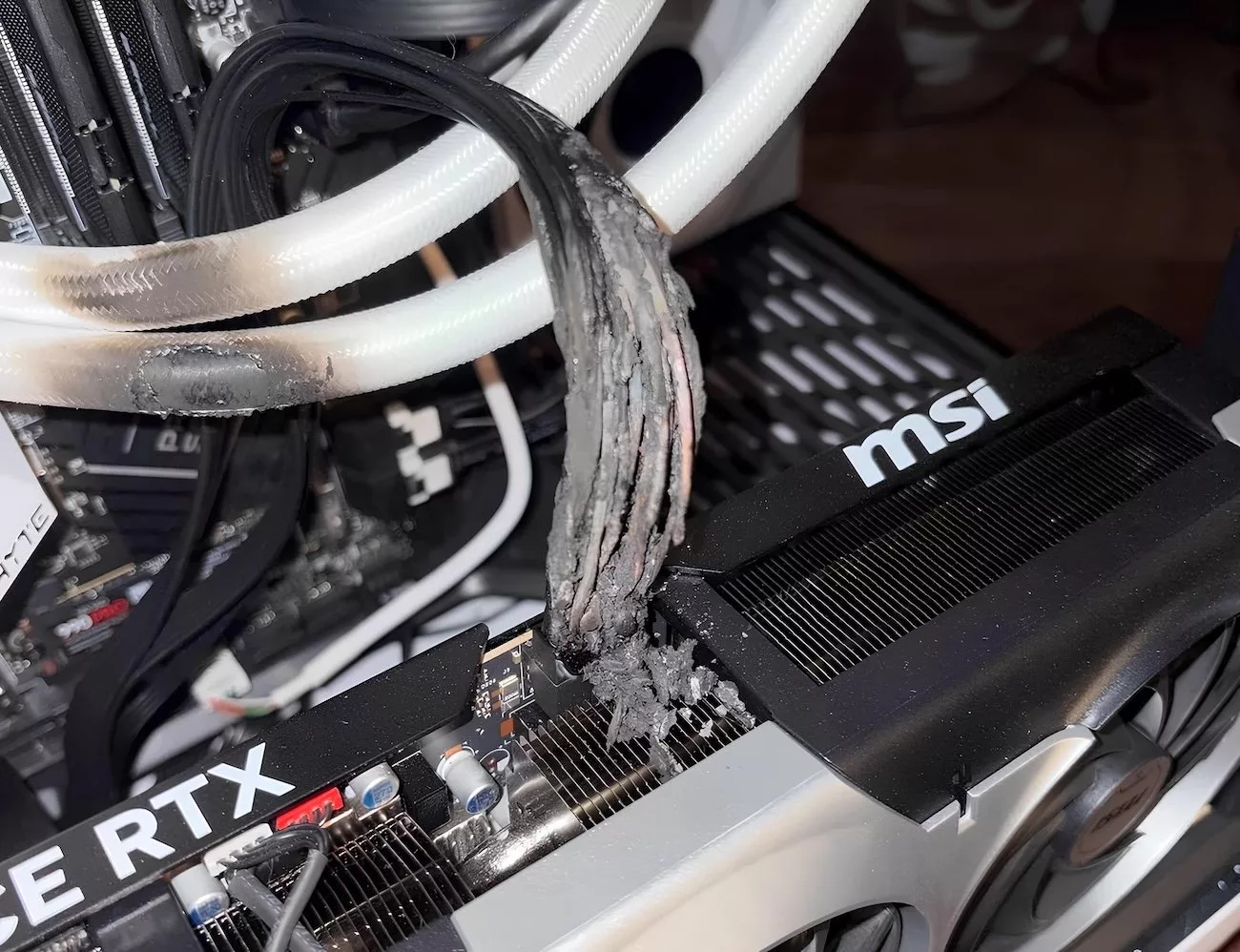 دردسرهای RTX 5090؛ یک کاربر از سوختن کابل کارت گرافیک انویدیا خبر داد